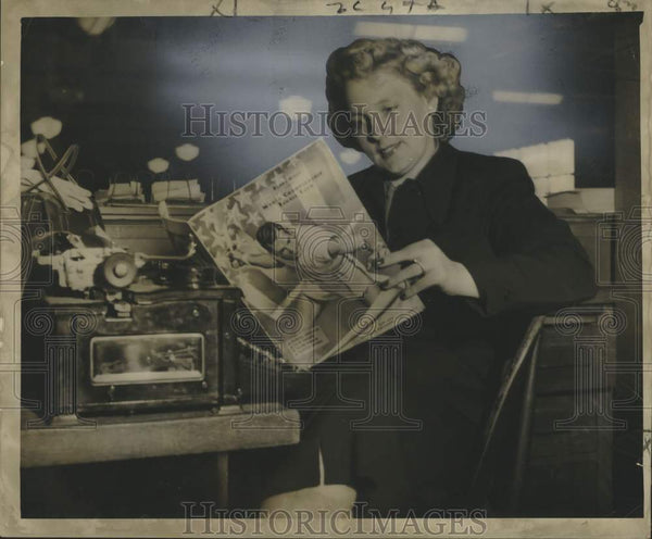 Press Photo Mrs. Robert Riggs, wife of tennis star reads magazine ...