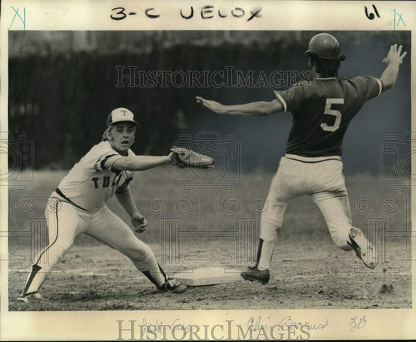 1975 Press Photo Tulane baseball player David Seay catches ball during ...