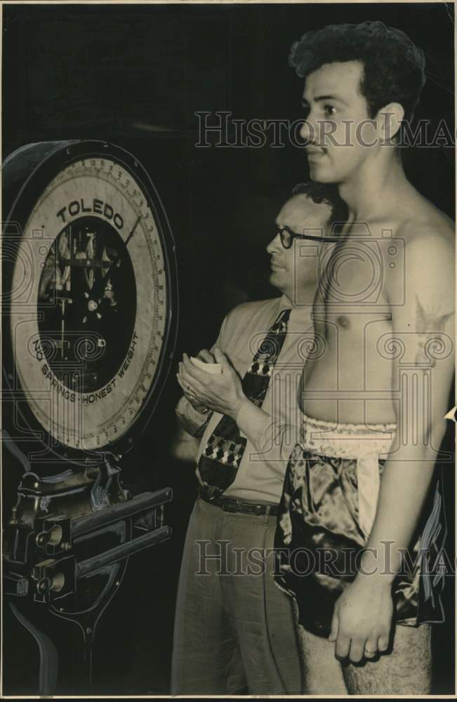 Press Photo Boxer Jesse Delgado weighs in on scale - noo64977 ...
