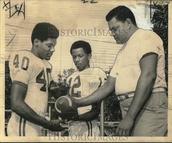 1969 Press Photo Clark's Hal Winn gives pointers to football players ...