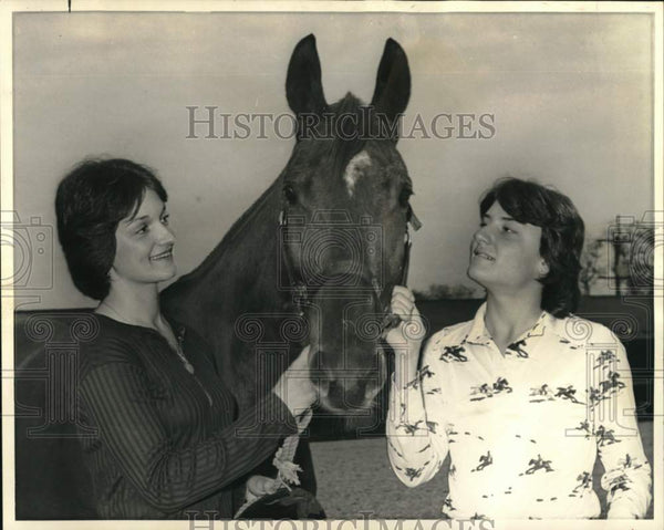 1974 Press Photo Ann Watermier and Leslie Levy stand with Alimony Tony ...