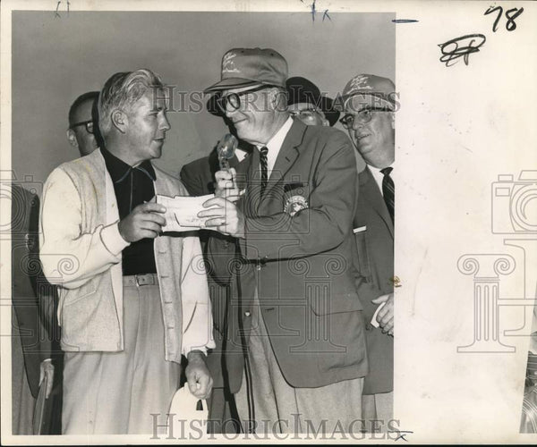 1963 Press Photo Bo Wininger accepts winning New Orleans Open check ...