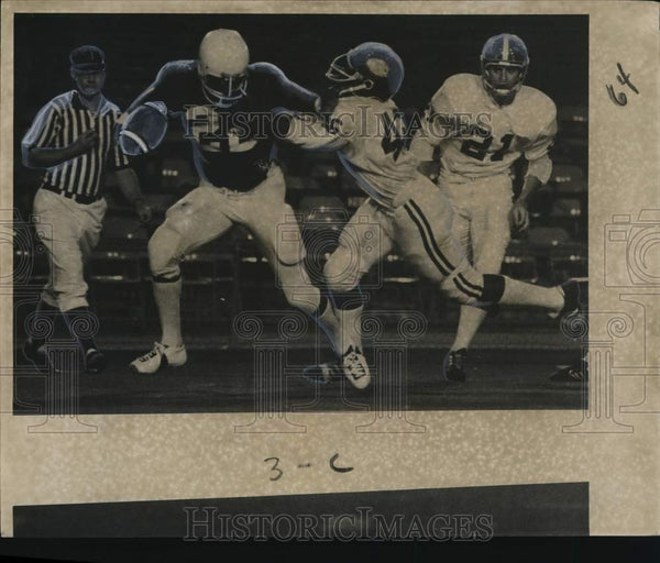 1971 Press Photo Football player Baby Billow blocks Dwight Brown ...