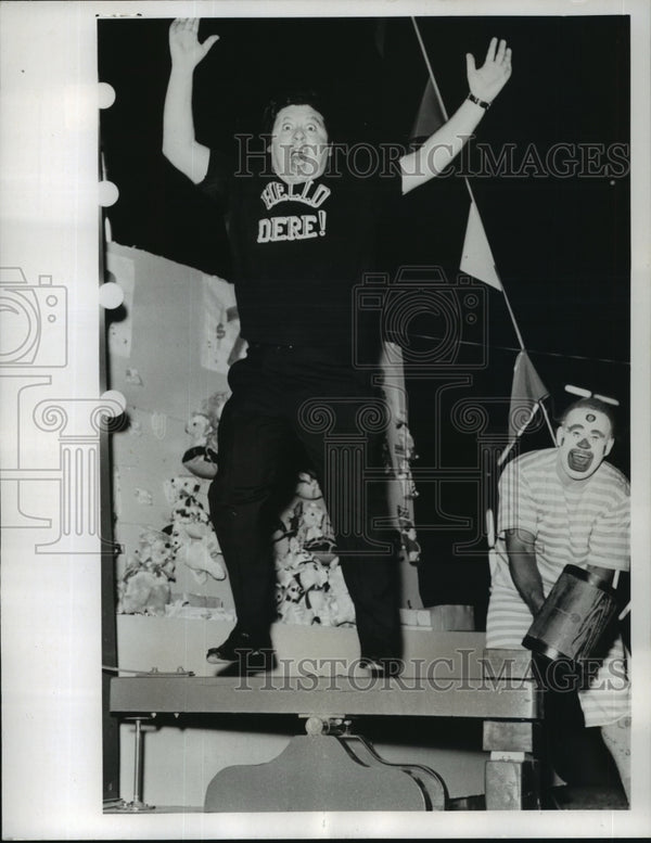 1968 Press Photo Marty Allen performs with a Las Vegas Shrine Club ...