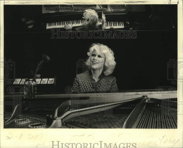 1980 Press Photo Sylvia Johns, singer in the Carousel Lounge in the ...