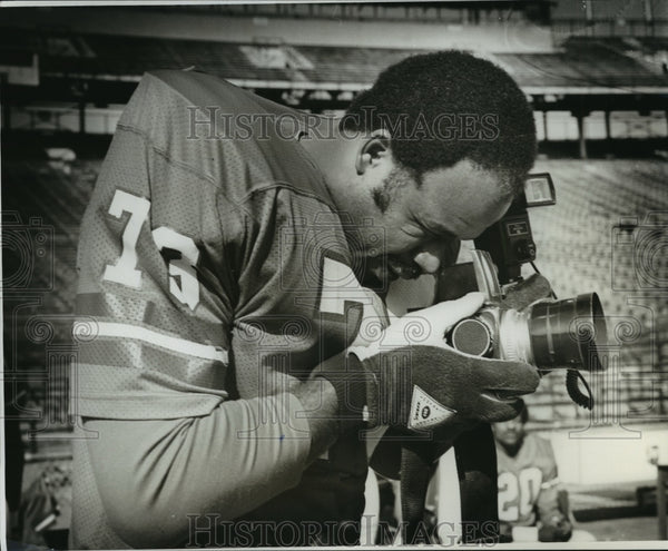 1978 Press Photo Football player Henry Allison taking a photo on the ...