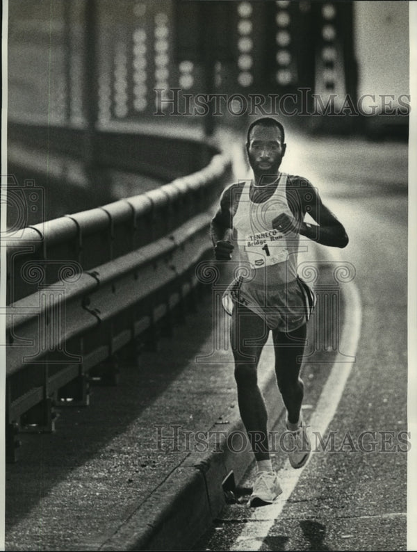 1987 Press Photo Dewayne Allen on the way to the finish line at the ...