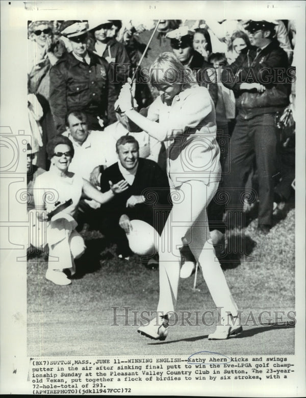 1972 Press Photo Golf - Kathy Ahern swings putter in the air at Eva ...