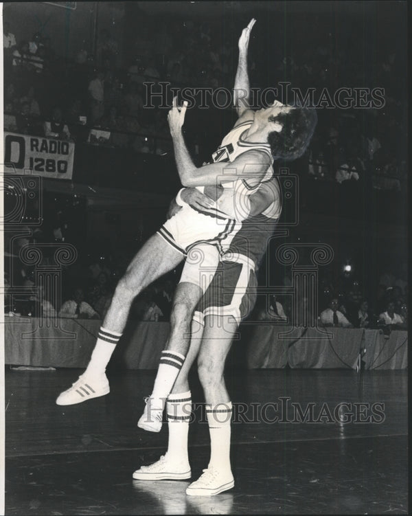1974 Press Photo New Orleans Jazz Player Jim Barnett Hugged by Opponent ...