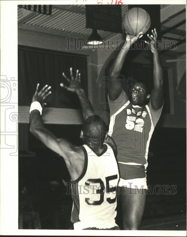 1986 Press Photo Basketball - Action Between Landry & Alcee Fortier Hi ...