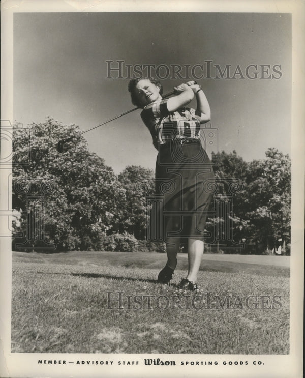 1957 Press Photo Golfer Patty Berg Wings her Wilson Imperial Wood Club ...