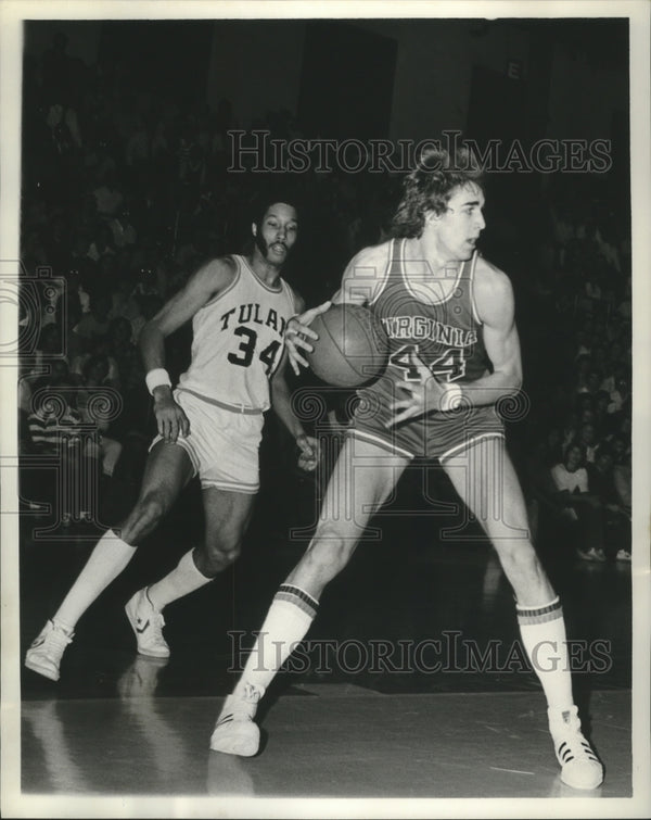 1977 Press Photo Arthur Bibbs, Tulane Basketball Player at Game with V ...