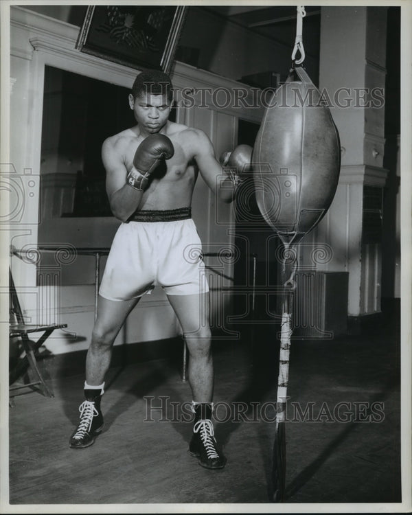 1967 Press Photo Boxer Hank Casey working on Punching Bag - nos06119 ...