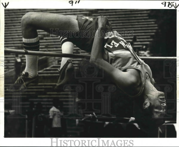 1981 Press Photo David Bonnett of Rummel displays form for High Jumper ...