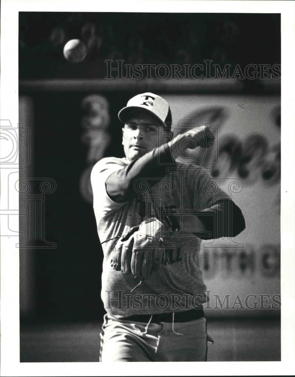 1988 Press Photo Baseball Player Ronnie Brown throws to first during ...