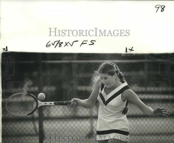 1976 Press Photo Lauren Cotter returns a forehand against Lila Hirsch ...