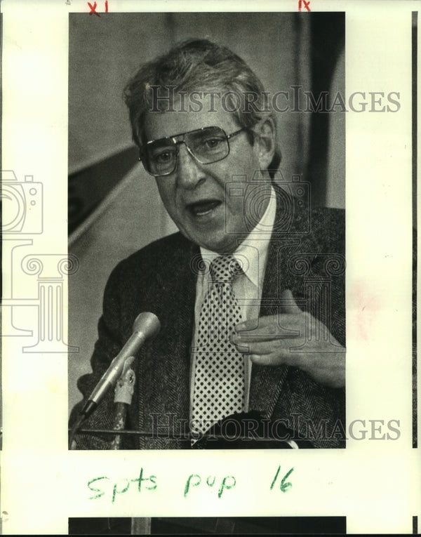 1986 Press Photo James E. Finks, President and Manager of Saints ...