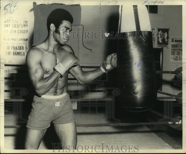 1975 Press Photo Boxer Melvin Dennis - nos11457 - Historic Images