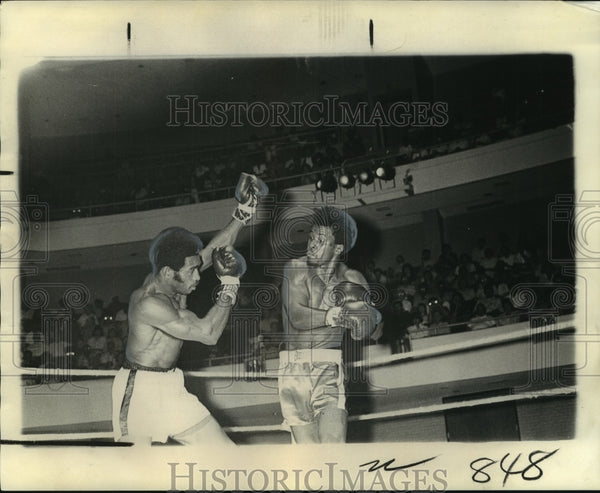 1974 Press Photo Boxers Melvin Dennis and Lamont Lovelady Fight at Bout ...
