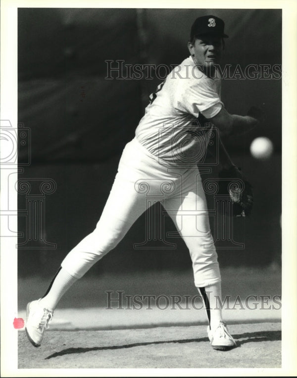 1993 Press Photo Tommy Dugan, 42, pitches in the over 40 League World ...