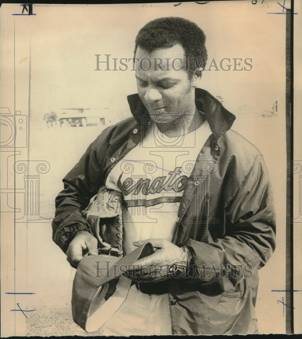 1970 Press Photo Curt Flood, New Senators's player reporting for ...