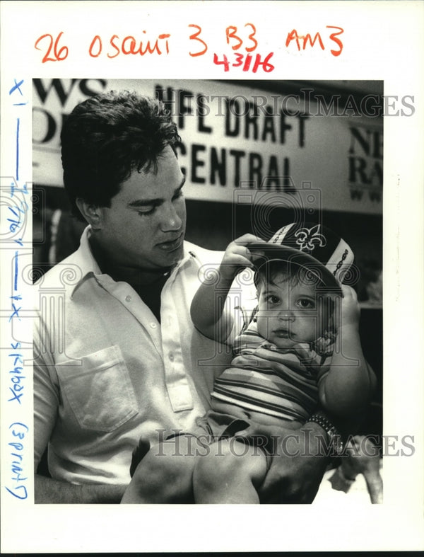 1987 Press Photo New Orleans Saints Jon Dumbauld with Tot Scott Weidman ...