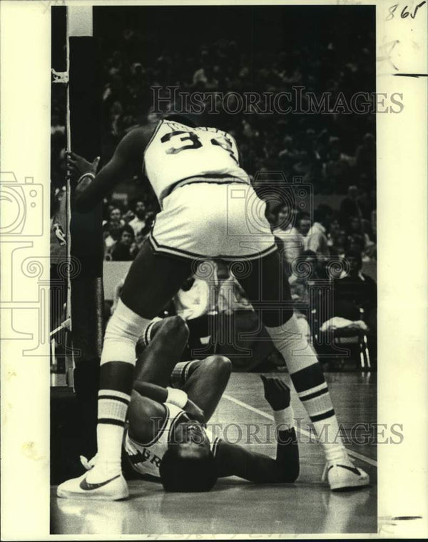 1979 Press Photo New Orleans Jazz and Los Angeles Lakers play NBA ...