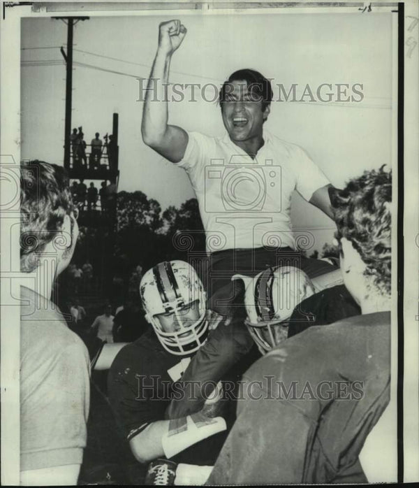 1969 Press Photo Football - Coach Tom Gutman of Caltech Carried by Team ...