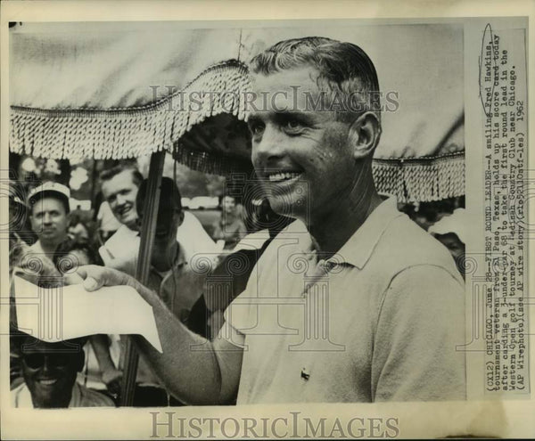 1962 Press Photo Golf - Fred Hawkins Holds Score Cared in Western Open ...