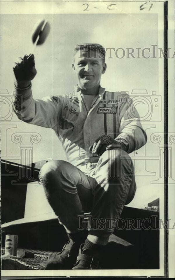 1970 Press Photo Race driver James Hylton during Atlanta 500 practice ...
