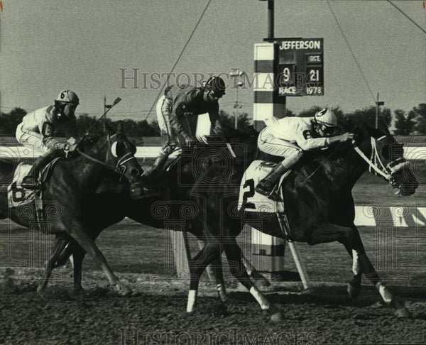 1982 Press Photo Race horses and jockeys compete at Jefferson Downs ...