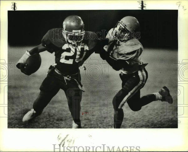 1988 Press Photo Booker T. Washington football player Keith James vs ...