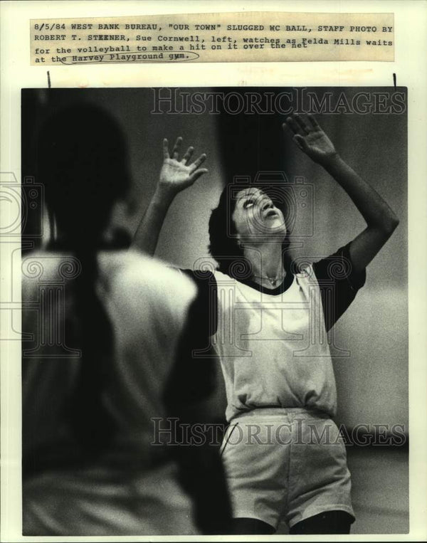 1984 Press Photo Volleyball players Sue Cornwell and Felda Mills ...