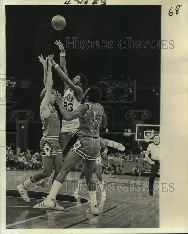 1976 Press Photo New Orleans Jazz basketball player Aaron James vs ...
