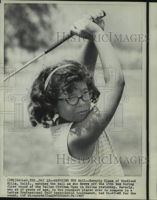 1967 Press Photo Golfer Beverly Klass, 10, plays the Dallas Civitan ...