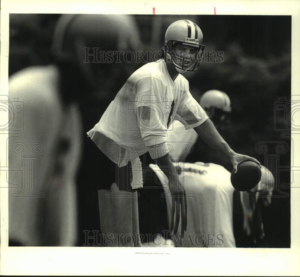 1987 Press Photo New Orleans Saints Quarterback Bobby Hebert Holds ...