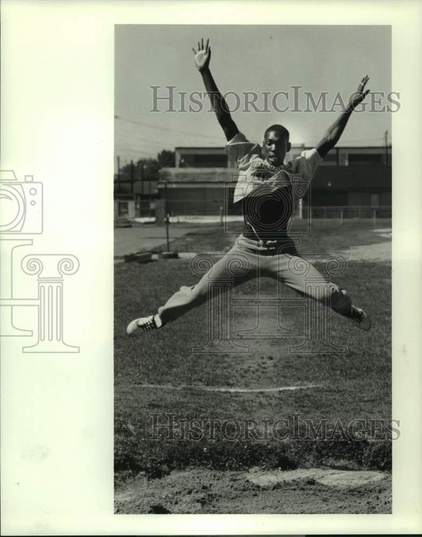 1990 Press Photo Track - Darius Lewis of West Jefferson Practices ...