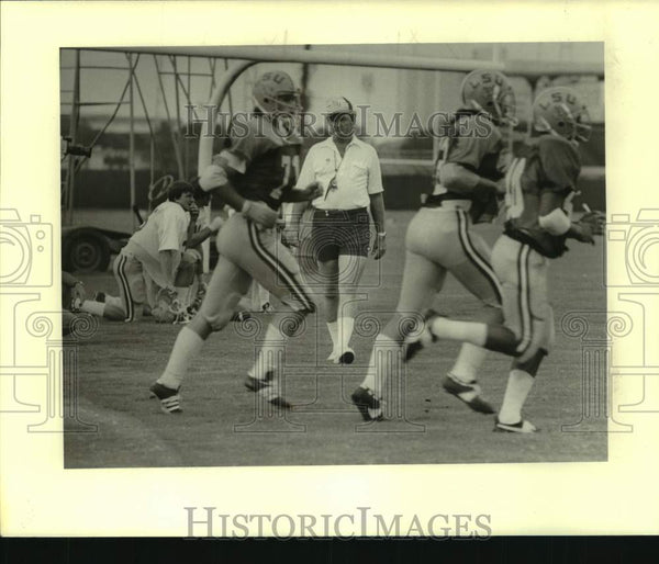 1978 Press Photo Football - LSU Coach Charlie McClendon Watches Players ...
