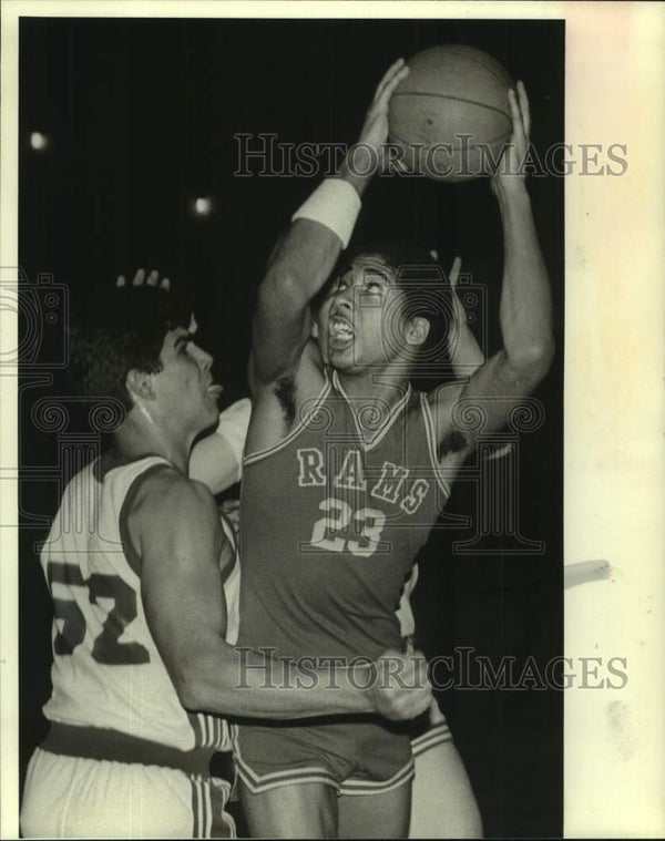 1985 Press Photo Redeemer Ram's basketball player Wendell Luke tries to ...