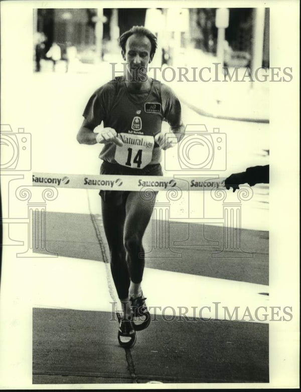 1981 Press Photo Runner Greg Meyer crosses finish line as winner of a ...