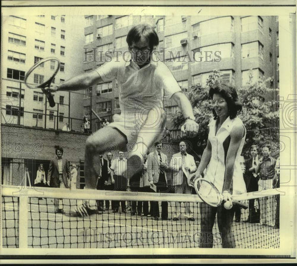 1973 Press Photo Tennis player Billie Jean King holds down net for ...