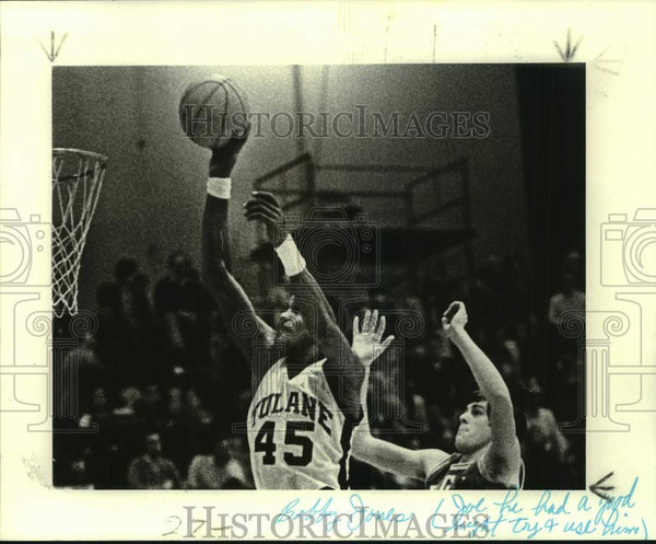 1979 Press Photo Tulane Wave's basketball player Bobby Jones dunks the ...