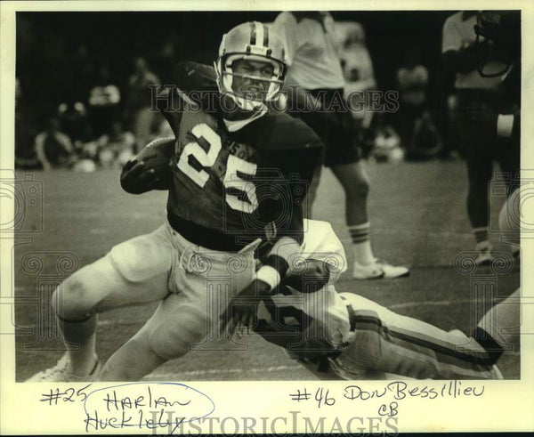 1980 Press Photo Football player Harlan Huckleby is tackled by Don ...