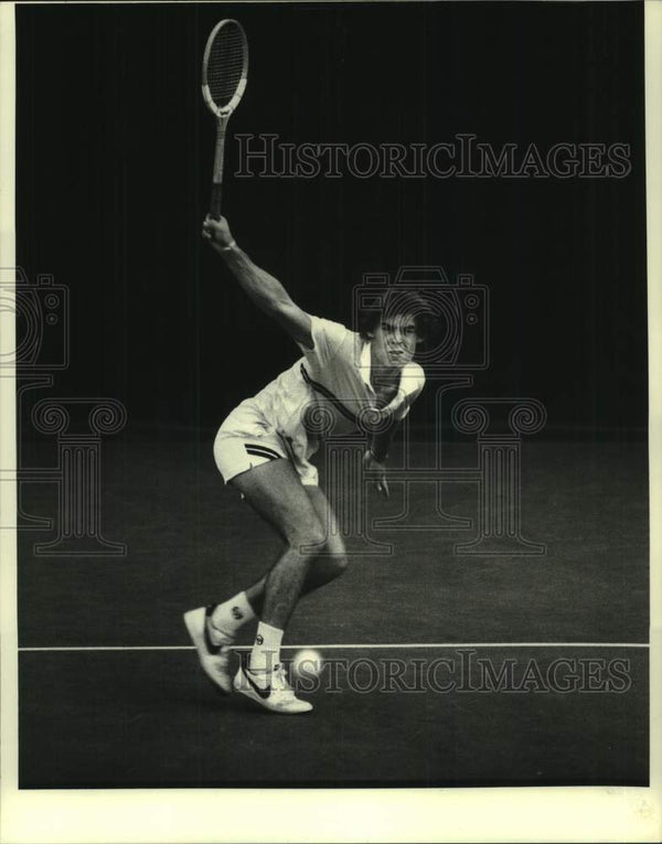 1984 Press Photo Tennis player Barry Moir returns a shot against Van ...