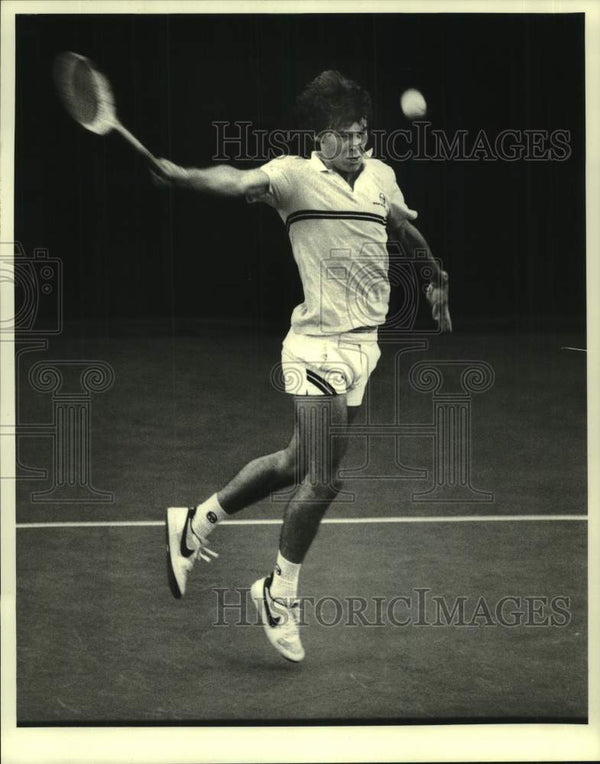 1984 Press Photo Tennis player Barry Moir returns a shot against Van ...