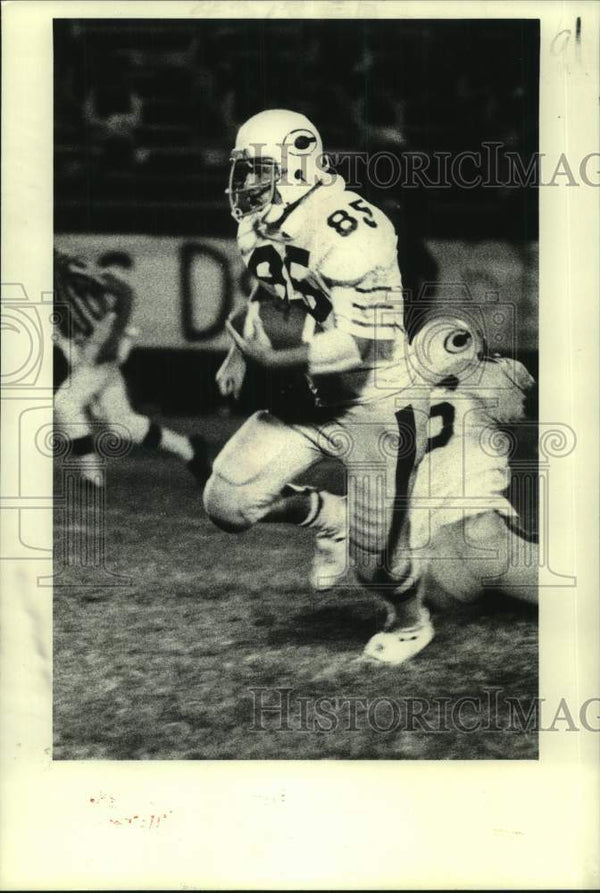 1980 Press Photo Football player Bobby Mayfield #85 runs with ball in a ...