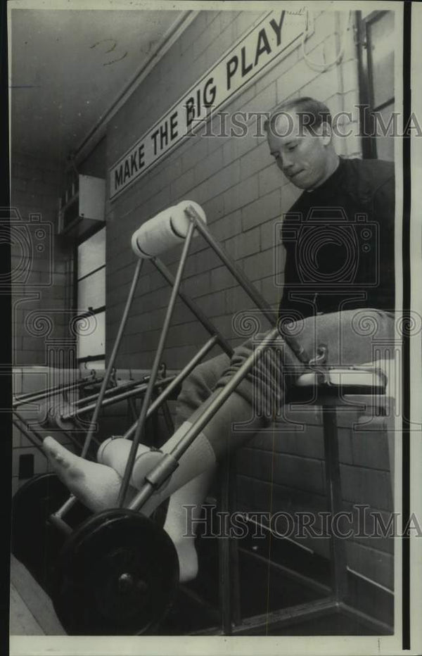 1967 Press Photo Texas A&M college football player Tommy Maxwell rehabs ...