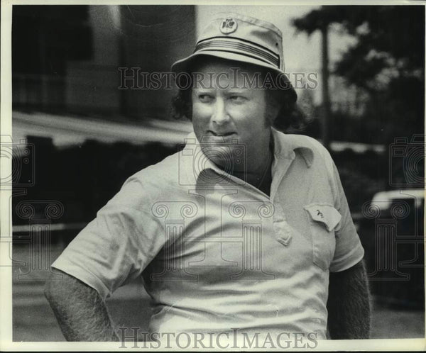 1976 Press Photo Golfer Bob Murphy looks around on the golf course ...