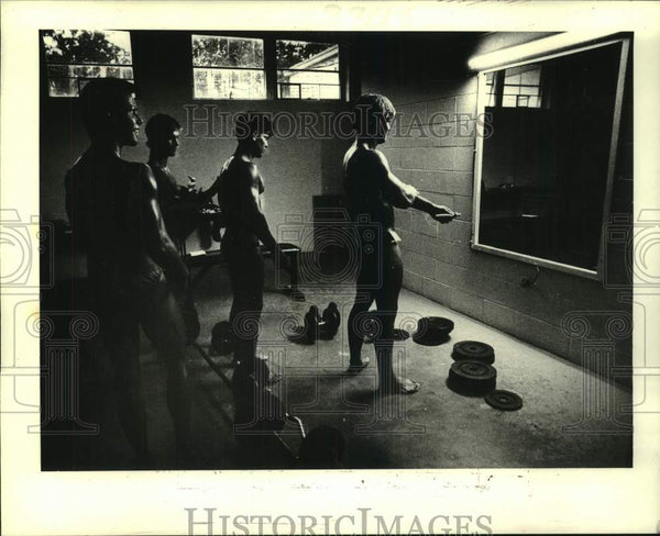 1986 Press Photo Bodybuilding - Contestants Compete for Mr. Cross Gate ...