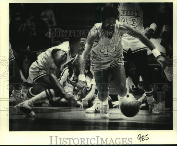 1980 Press Photo LSU basketball player Ethan Martin dives for a loose ...